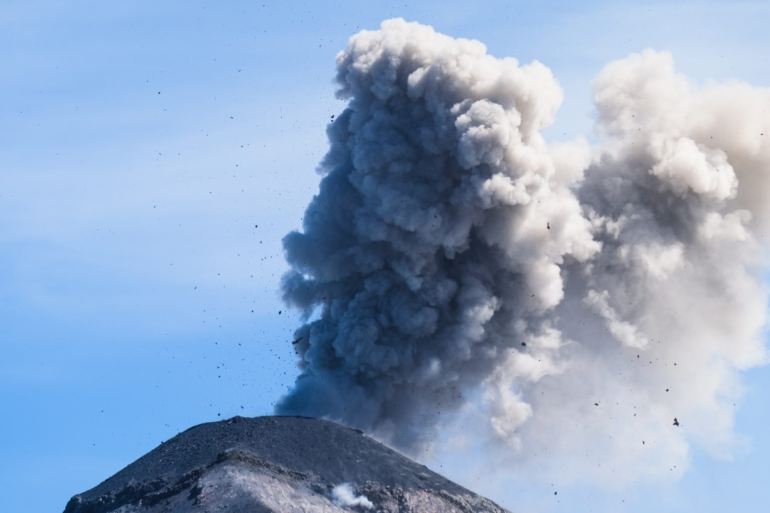 How to hike on an active volcano (10 pieces of safety advice ...